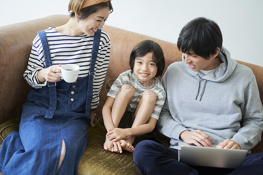 和睦的一家三口高清图片下载-正版图片502282216-摄图网