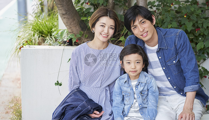 和睦的一家三口高清图片下载-正版图片502282357-摄图网