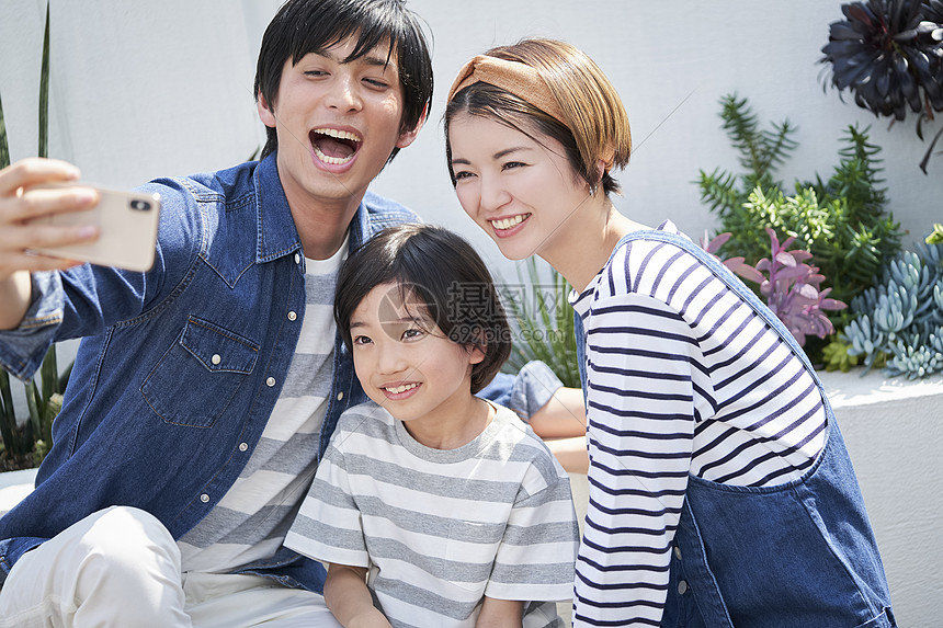 和睦的一家三口家庭生活照片高清图片下载-正版图片502282361-摄图网