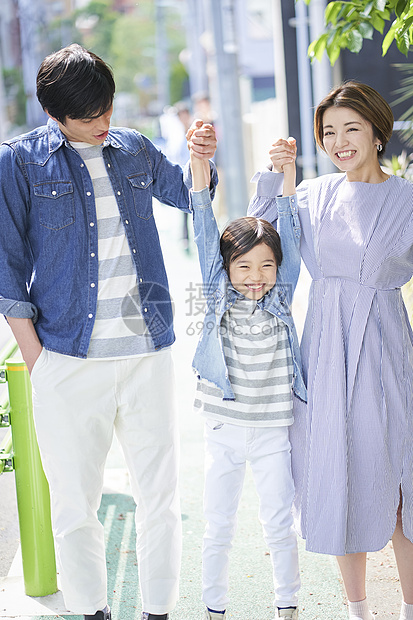 和睦的一家三口高清图片下载-正版图片502282371-摄图网