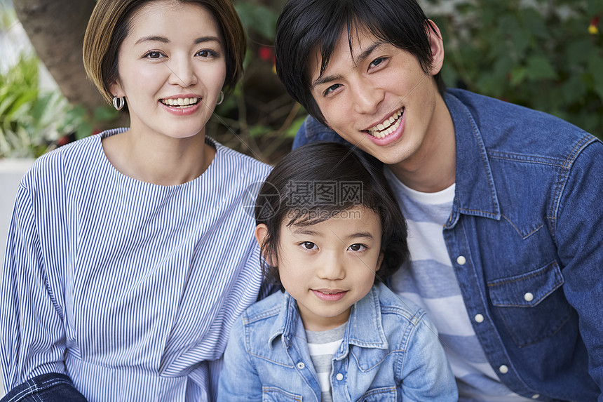和睦的一家三口高清图片下载-正版图片502282410-摄图网