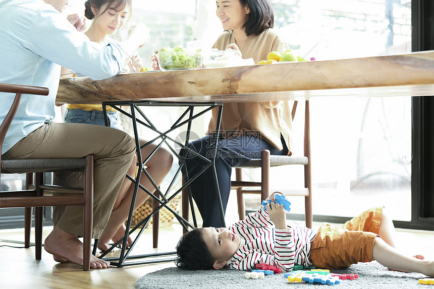 和睦的家庭生活高清图片下载-正版图片502303757-摄图网