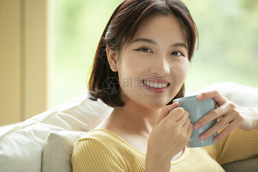 女人靠在沙发里喝咖啡高清图片下载 正版图片502307882 摄图网