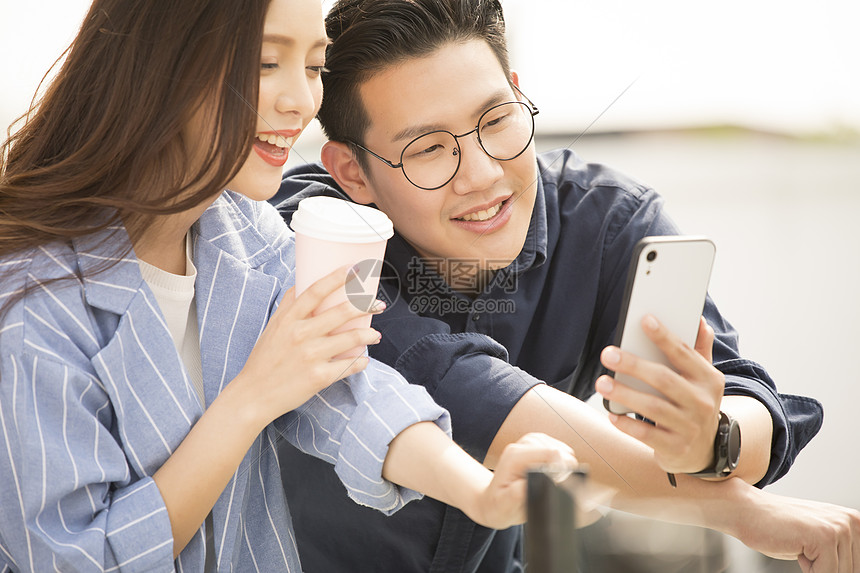 一起看智能手机的男女高清图片下载-正版图片502320923-摄图网