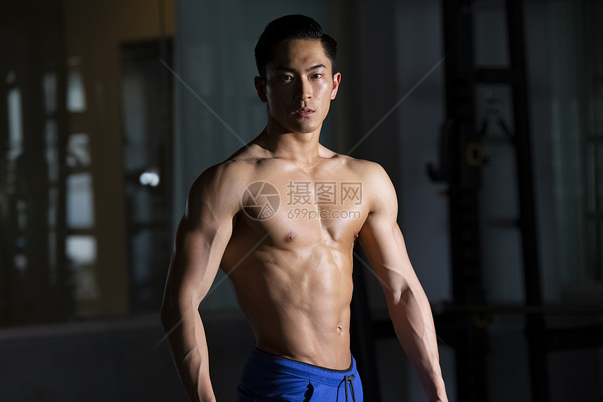 运动男性肌肉展示高清图片下载-正版图片502335510-摄图网