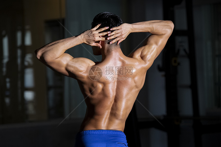 运动男性肌肉展示高清图片下载-正版图片502335520-摄图网