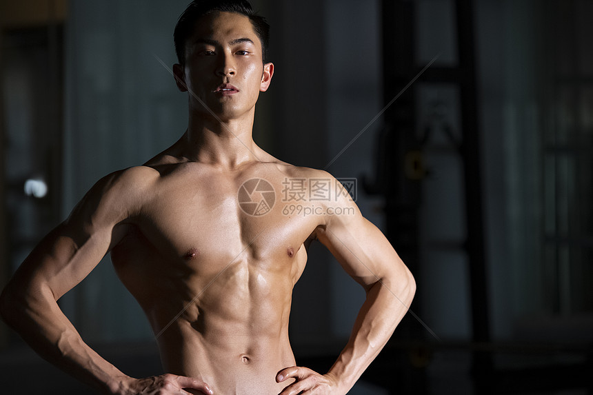 运动男性肌肉展示高清图片下载-正版图片502335523-摄图网
