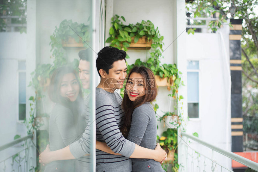 热恋中共享真正的感情和幸福在阳台上拥抱的情侣高清图片下载 正版图片502392901 摄图网