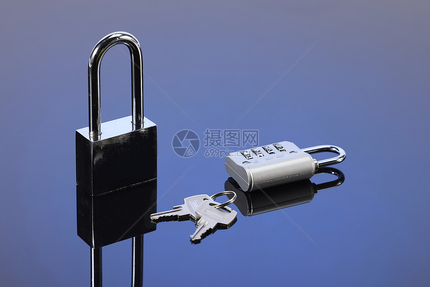 蓝色背景的密码锁高清图片下载-正版图片502471801-摄图网