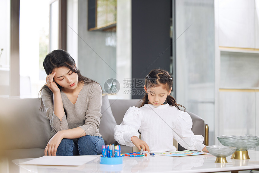 在家陪女儿疲惫的母亲高清图片下载 正版图片502472300 摄图网