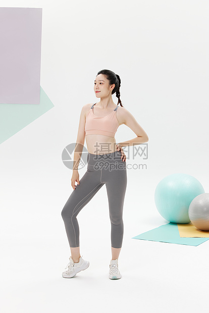 健身青年女性展示优美身材曲线高清图片下载-正版图片502472925-摄图网