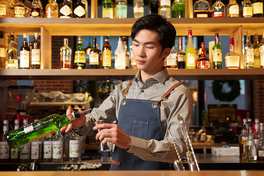 酒吧调酒师高清图片下载-正版图片502473483-摄图网