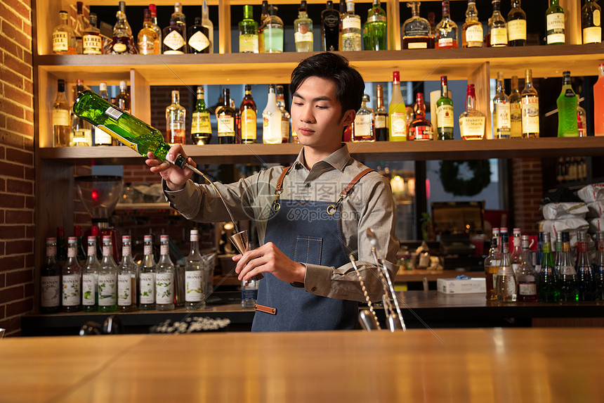 酒吧调酒师高清图片下载-正版图片502473503-摄图网