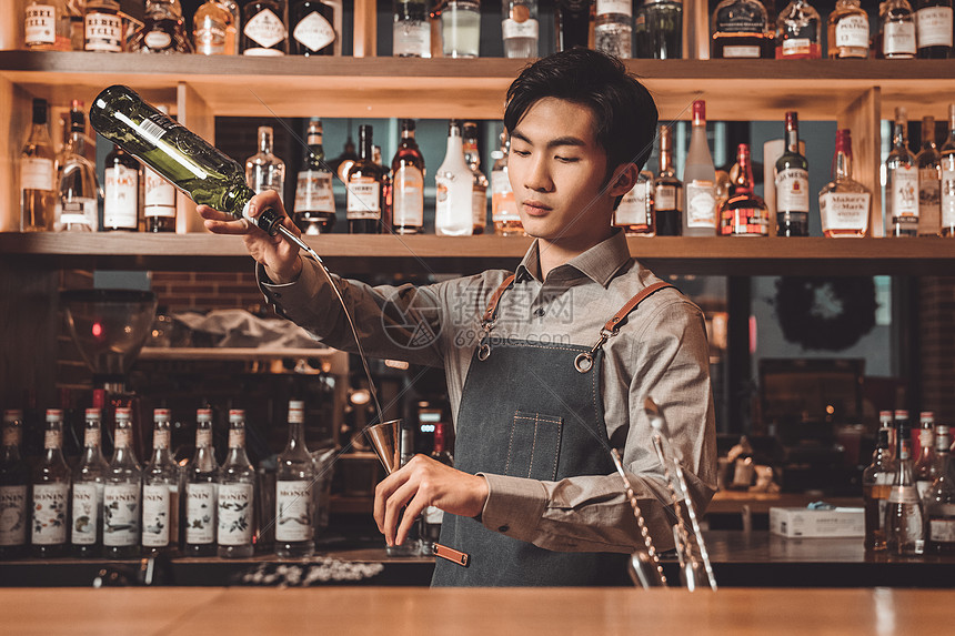 酒吧调酒师高清图片下载-正版图片502473647-摄图网