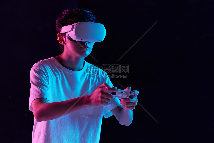 男青年体验玩vr游戏高清图片下载-正版图片502475537-摄图网