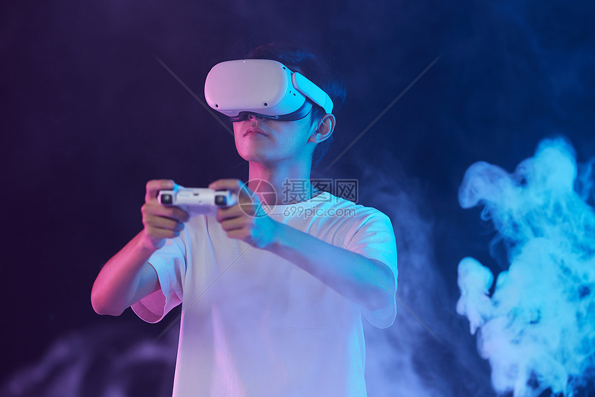 男青年体验玩vr游戏高清图片下载-正版图片502475669-摄图网
