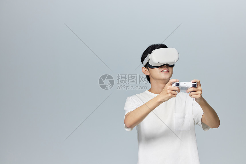 使用vr眼镜玩游戏的男青年高清图片下载-正版图片502475672-摄图网