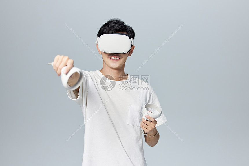 男青年玩vr游戏高清图片下载-正版图片502475682-摄图网