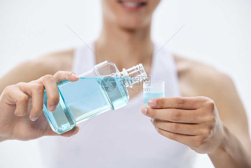 男性使用漱口水特写高清图片下载 正版图片502497968 摄图网