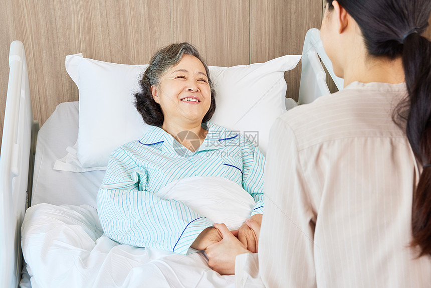 青年女性医院看望照顾生病住院的母亲高清图片下载 正版图片502505189 摄图网