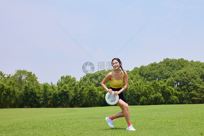 年轻美女户外飞盘运动高清图片下载-正版图片502505993-摄图网