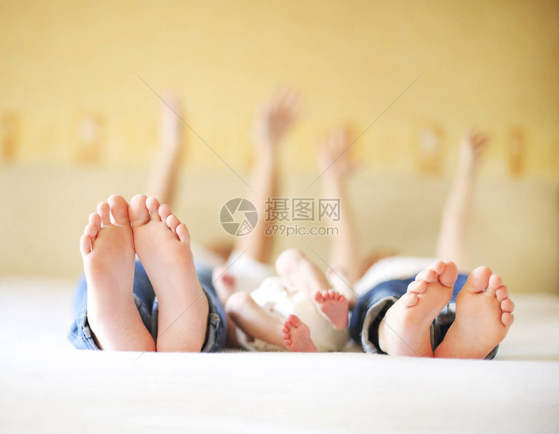 在床上的甜蜜家庭三姐妹双脚合拢假高清图片下载 正版图片502512509 摄图网