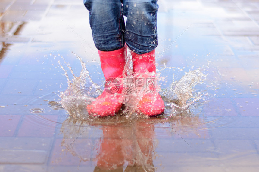 穿粉红色靴子的女孩在高清图片下载-正版图片502514920-摄图网