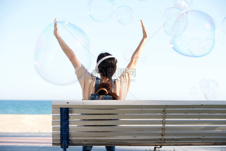 女人的背影双臂在海中张开有气泡高清图片下载-正版图片502520933-摄图网