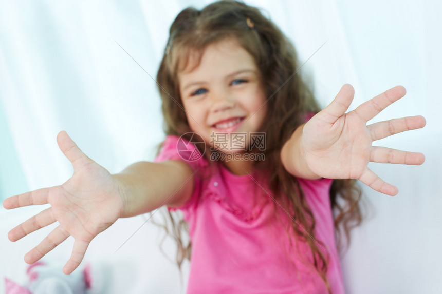 开心的可爱女孩的手掌高清图片下载-正版图片502523930-摄图网