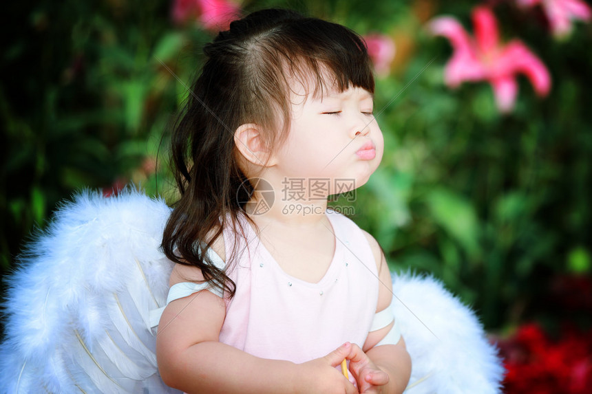 可爱的小女孩高清图片下载-正版图片502526037-摄图网