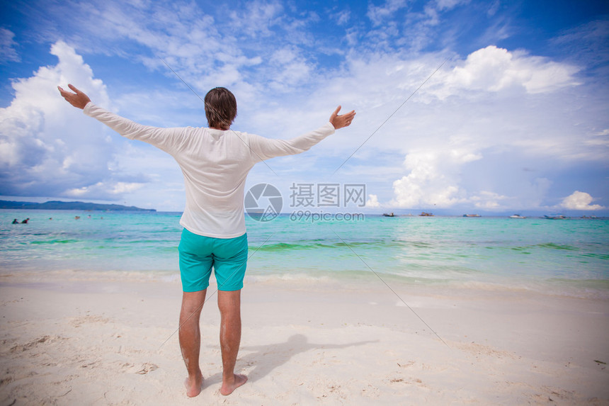 年轻男人的后视镜张开他的双臂高清图片下载-正版图片502530621-摄图网