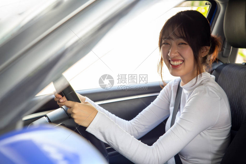 在开车旅行时开心地笑着高清图片下载 正版图片502537120 摄图网