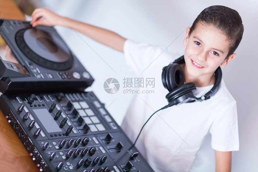 小男孩DJ在耳机里混合高清图片下载-正版图片502537942-摄图网