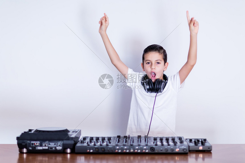 小男孩DJ在耳机里混合高清图片下载-正版图片502537973-摄图网