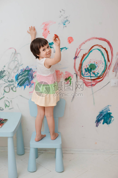 一个3岁的小女孩在她房间的墙上用油漆和刷子画了一个拱形的样子顽皮的孩子高清图片下载 正版图片502538978 摄图网