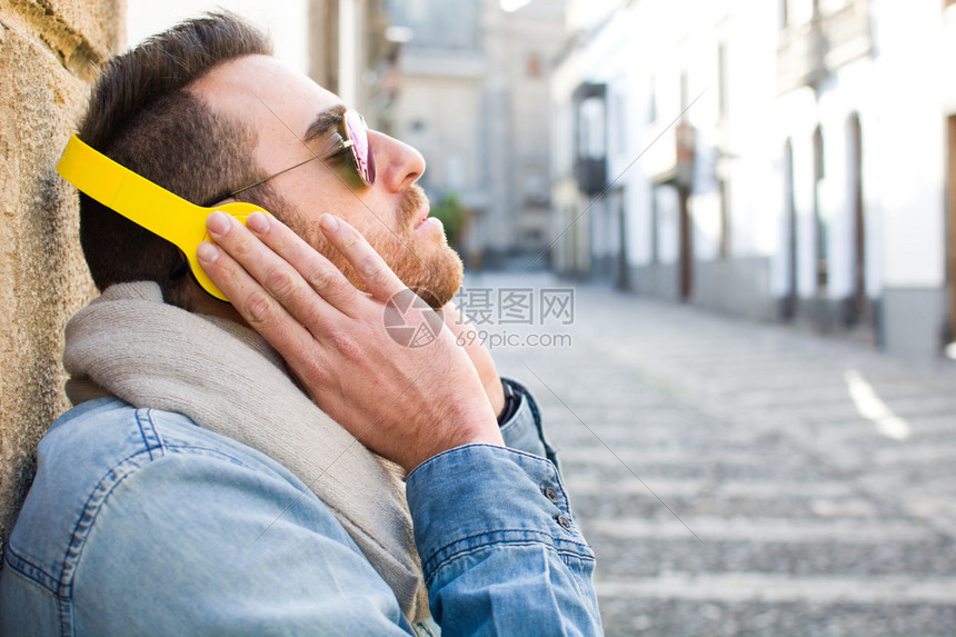 男人在街上用手机听音乐高清图片下载 正版图片502540530 摄图网