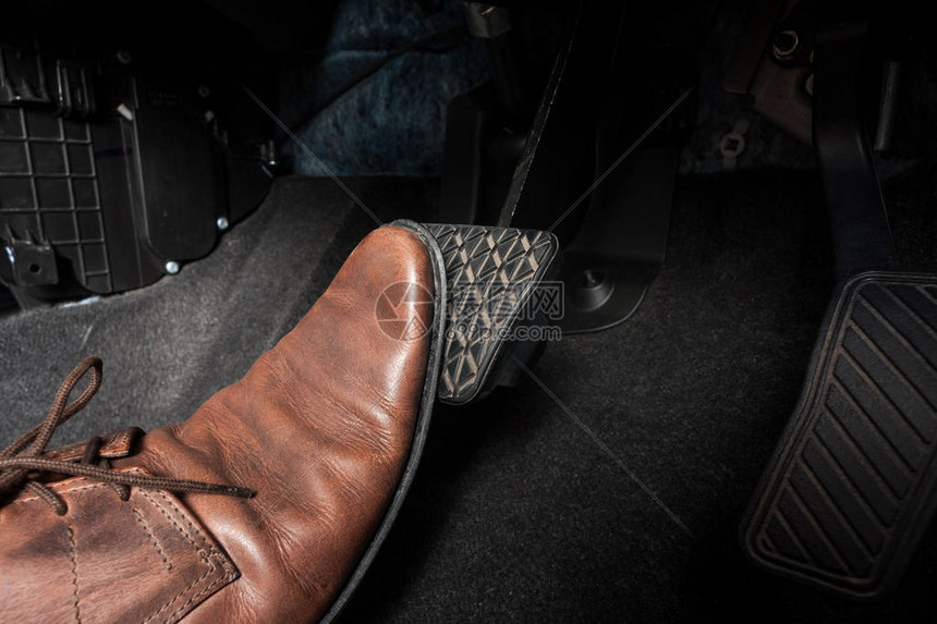 脚踩着汽车的刹车踏板高清图片下载-正版图片502547697-摄图网