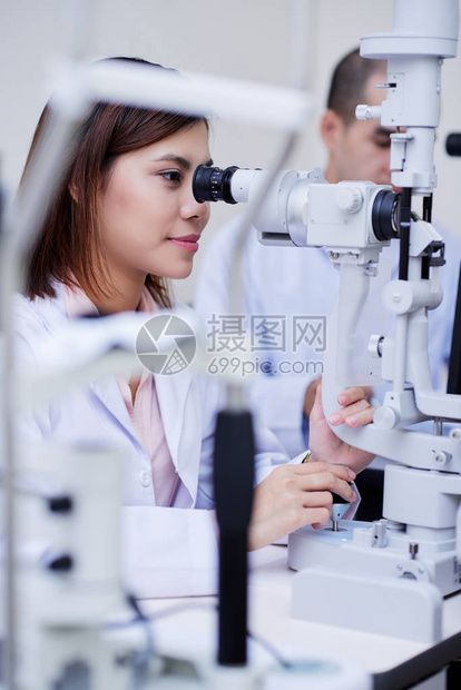 使用显微镜的越南年轻女实高清图片下载-正版图片502556738-摄图网