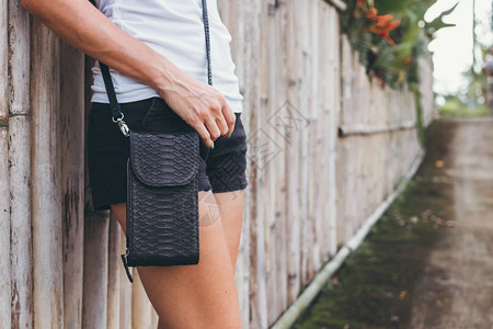 年轻女手持时髦的奢侈品蛇皮松手提包高清图片下载-正版图片502564370-摄图网