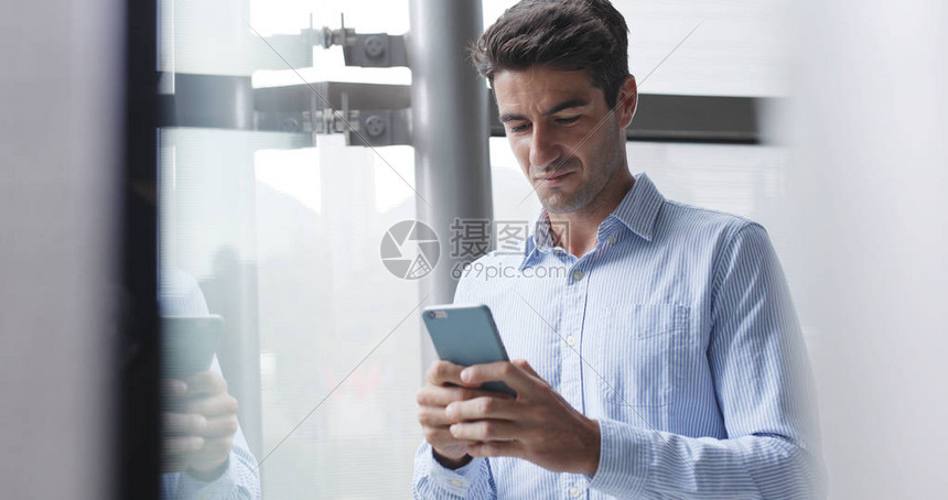男人看手机高清图片下载-正版图片502567371-摄图网