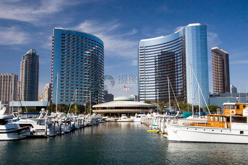 圣地亚哥的码头和背景中的天空高清图片下载-正版图片502567422-摄图网