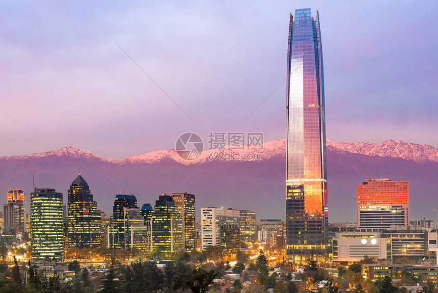 智利圣地亚哥普罗维登西亚金融区的天际线高清图片下载-正版图片502569008-摄图网