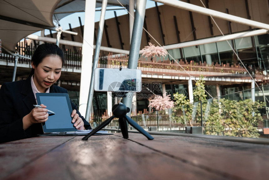 女录制视频博客Vlogger展示商业高清图片下载-正版图片502582017-摄图网