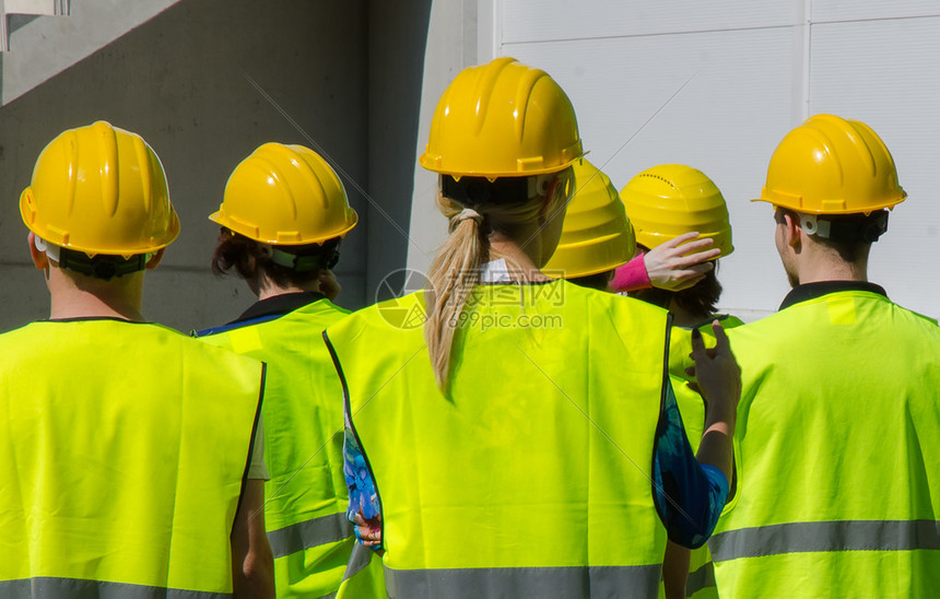 一群戴着安全帽的工人从后面看高清图片下载-正版图片502598119-摄图网