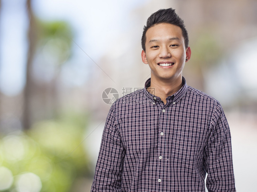 英俊的年轻亚洲男子微笑着高清图片下载-正版图片502608910-摄图网