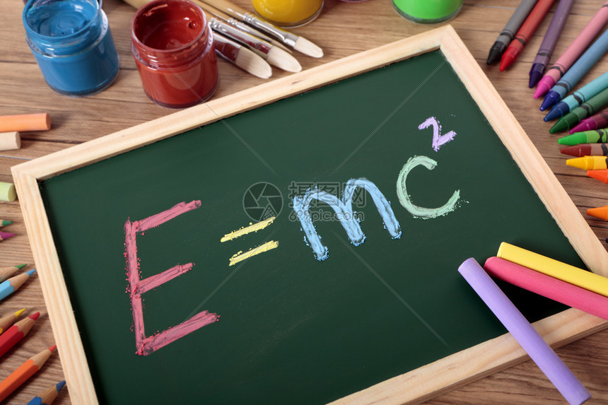 爱因斯坦的著名配方以彩色粉笔写在一个小黑板上里面有各种油漆高清图片下载-正版图片502612689-摄图网