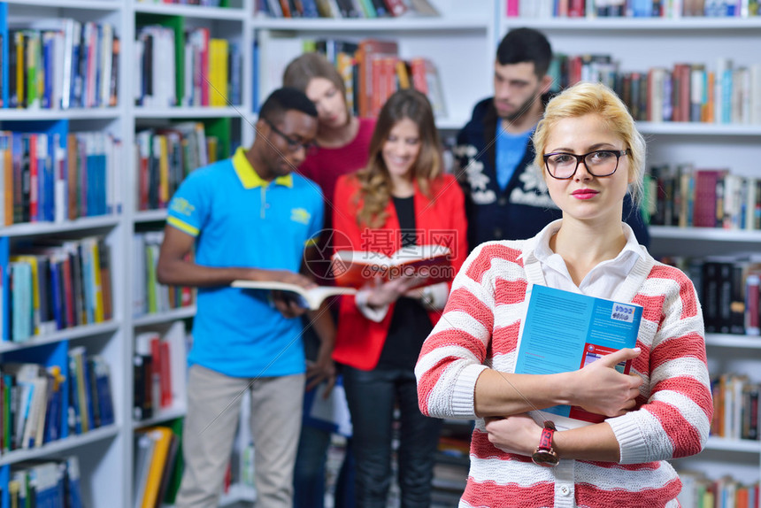 一群学生在图书馆学习高清图片下载-正版图片502619606-摄图网