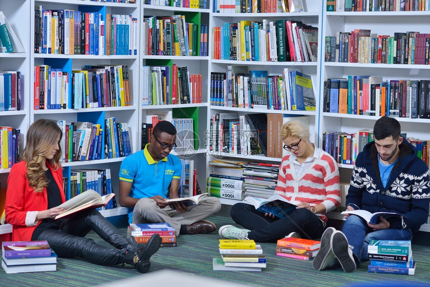 一群学生在图书馆学习高清图片下载-正版图片502619705-摄图网