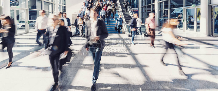 步行街上的人群高清图片下载-正版图片502619860-摄图网