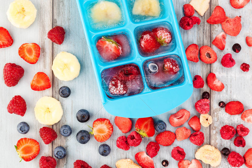 新鲜冷冻干燥和冷冻水果从上面放在木桌上高清图片下载-正版图片502632943-摄图网